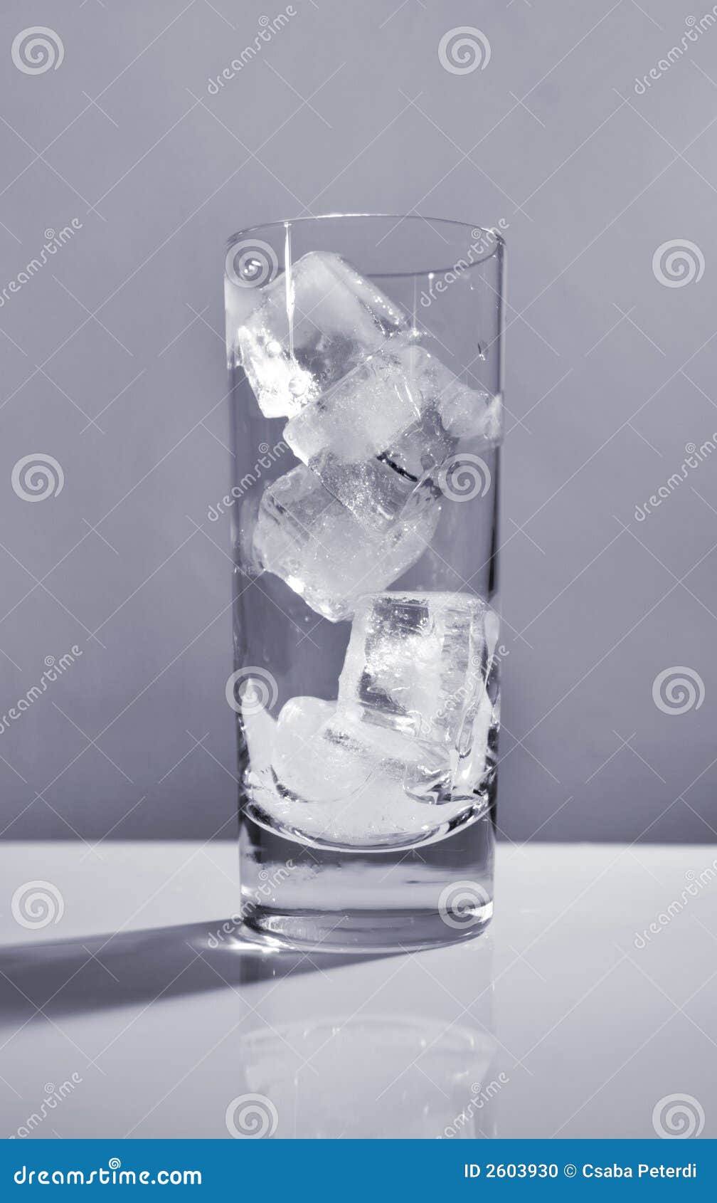 Ijsblokjes in een glas stock foto. Image of dorstig, koude - 2603930