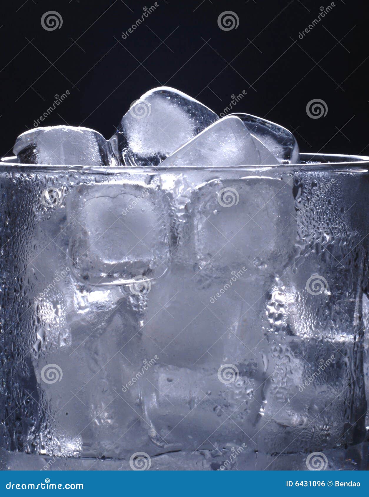 Ijsblokjes in glas stock foto. Image of koel, kubus, doorzichtig - 6431096