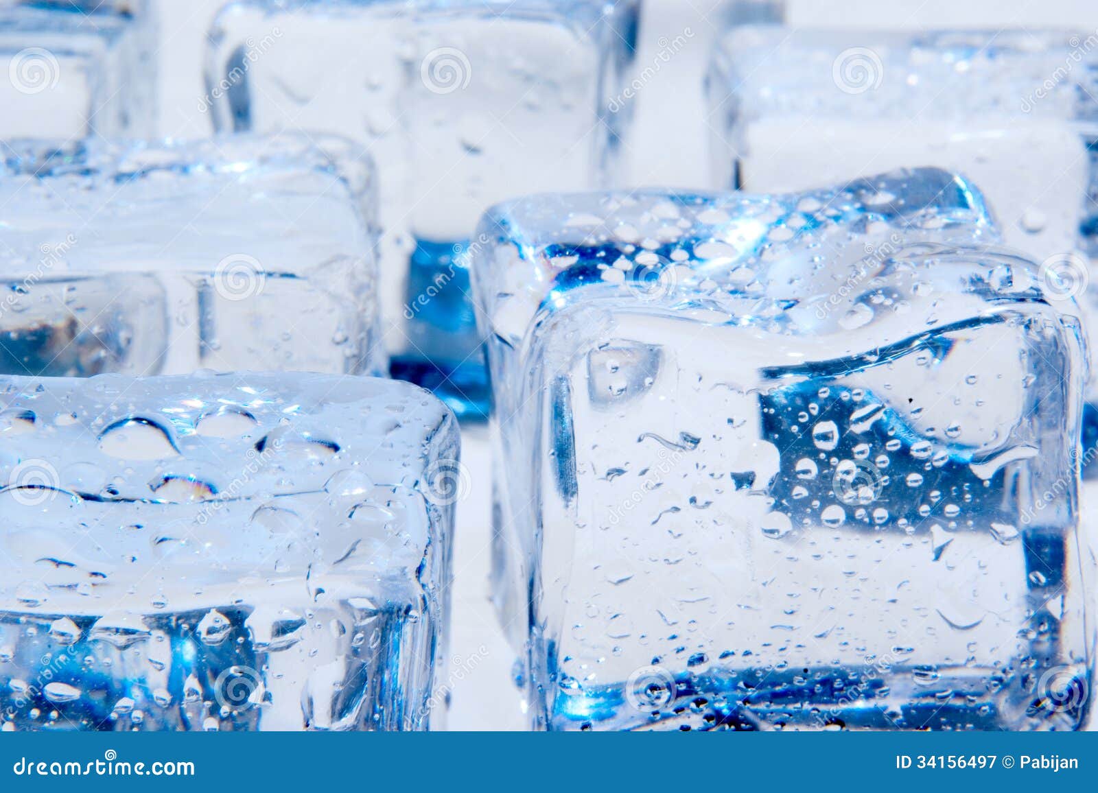 Ijsblokjes met waterdrops stock afbeelding. Image of dalingen - 34156497