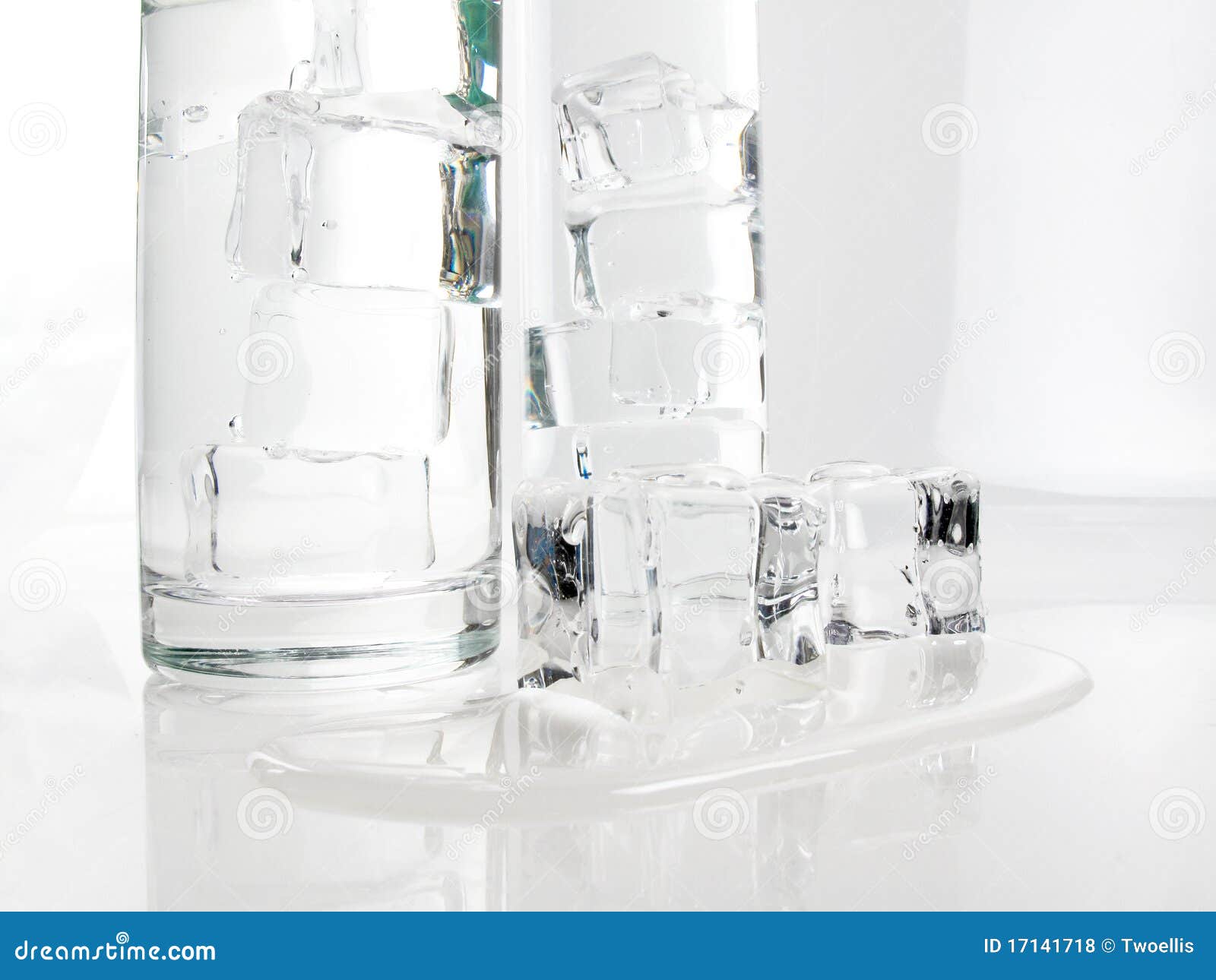 Ijswater stock foto. Image of zuiverheid, verfrissing - 17141718