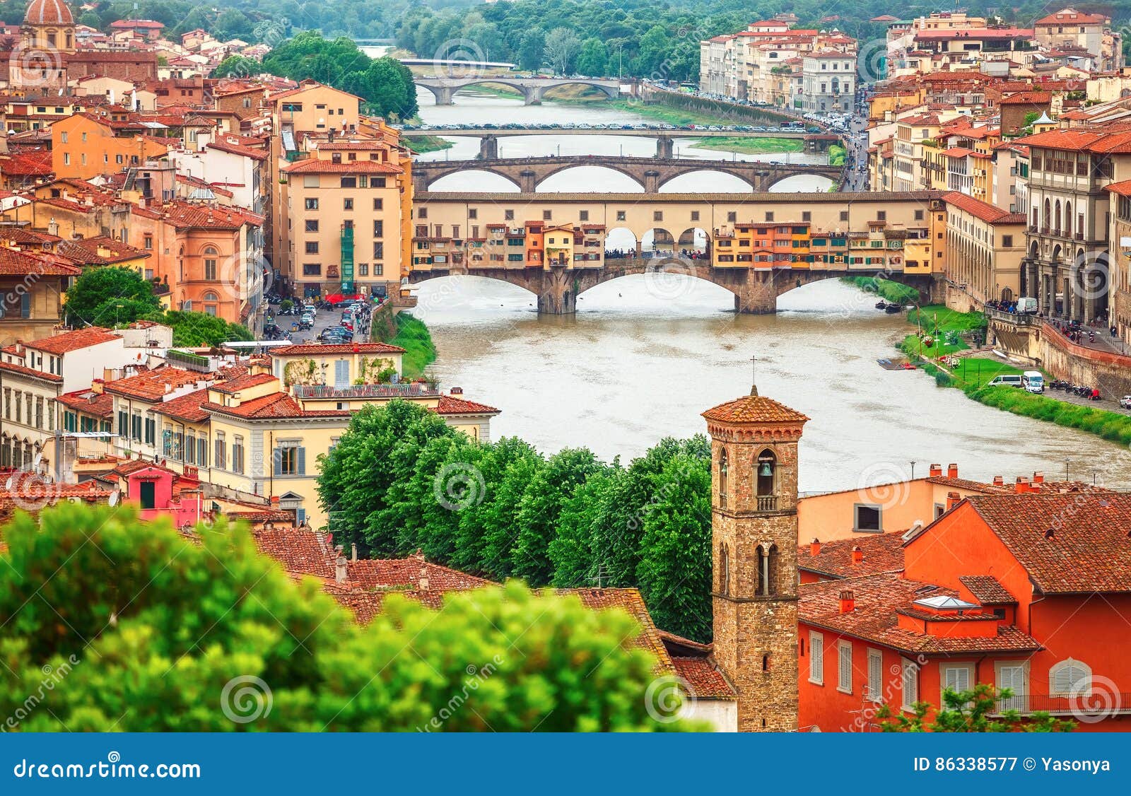 Il Arno a Firenze Con Il Vecchio Del Ponte Del Ponte Immagine Stock ...