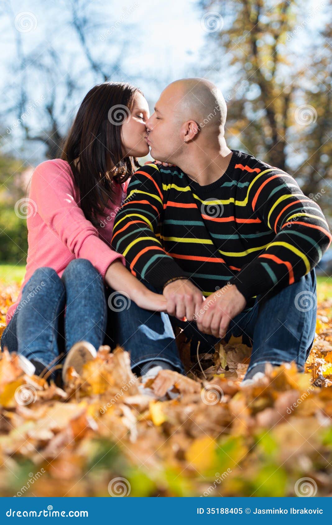 Il bacio immagine stock. Immagine di gioia, giorno, godimento - 35188405