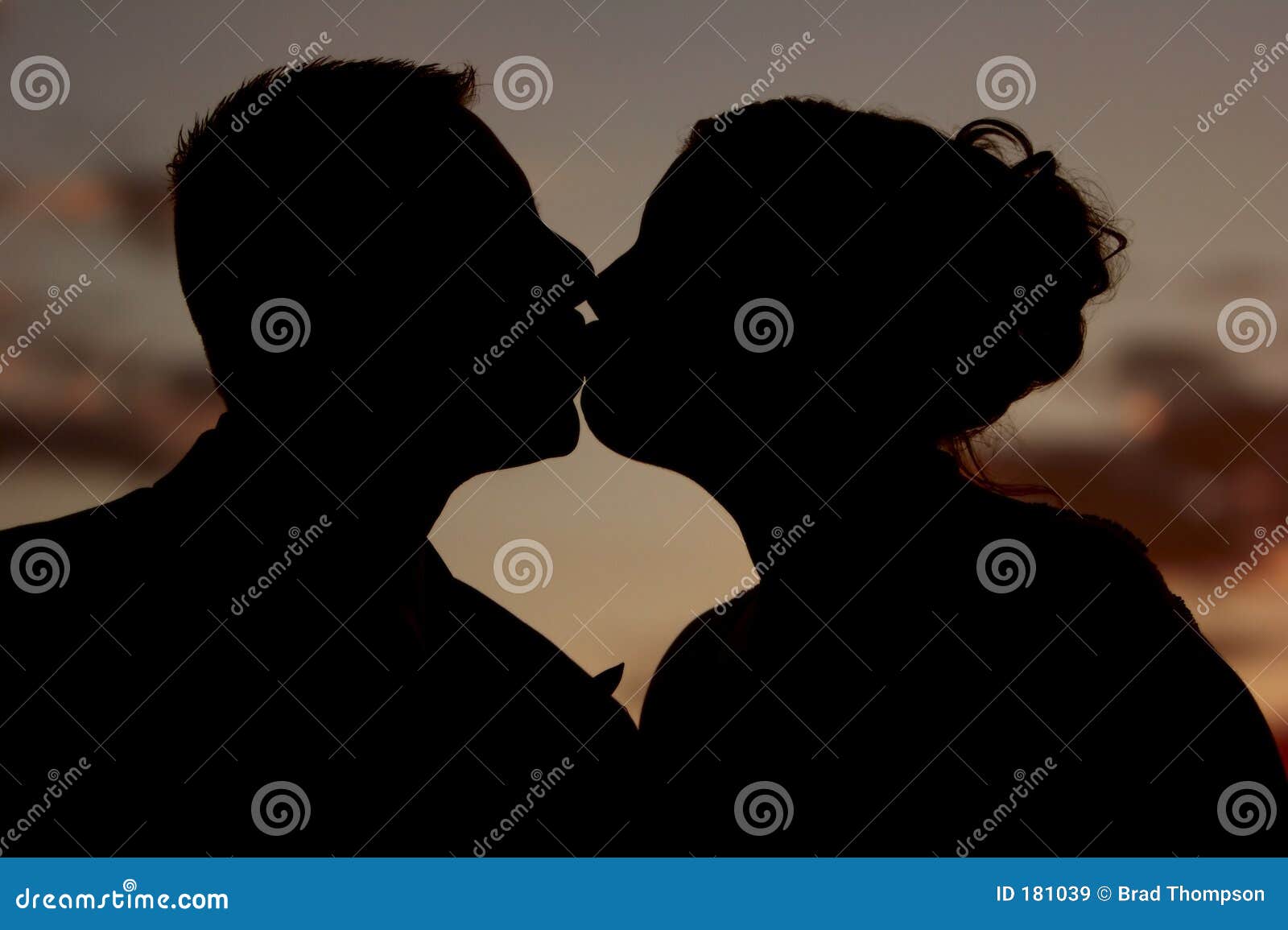Il Bacio Al Tramonto (siluetta) Immagine Stock - Immagine di bacio ...