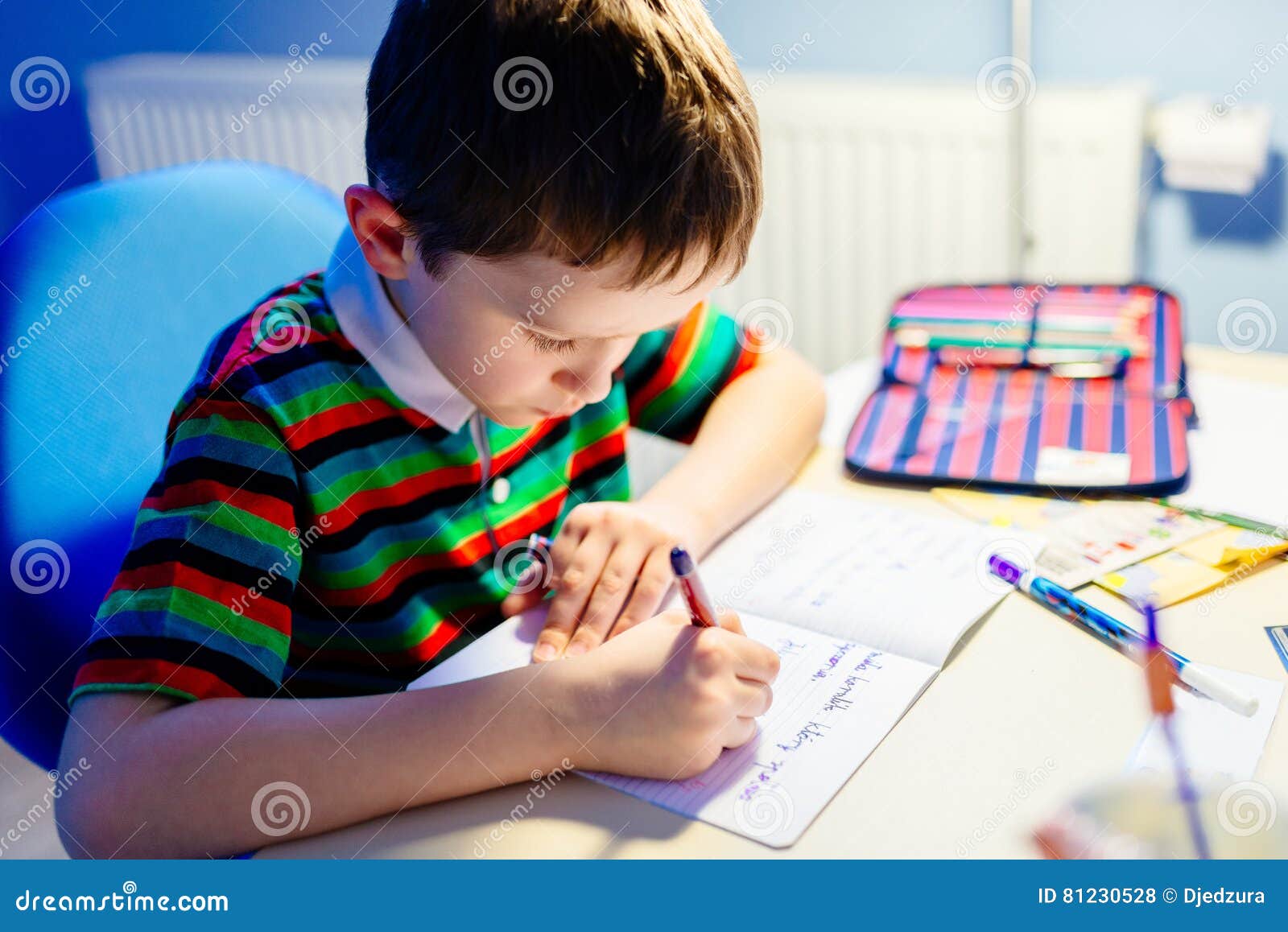 Il Bambino Sta Facendo Il Compito Alla Luce Della Lampada Fotografia ...
