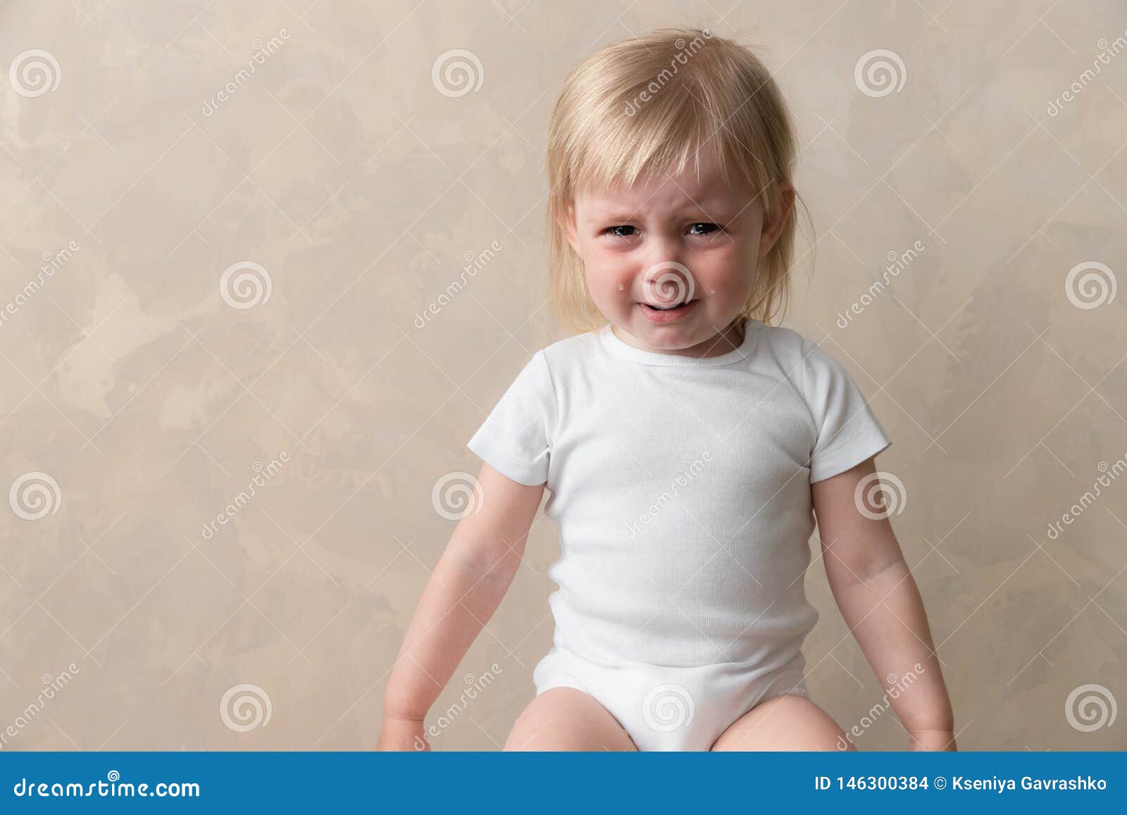 Il Bambino Sta Gridando La Ragazza Nella Maglietta Bianca Sta Gridando ... Il Bambino Sta Gridando La Ragazza Nella Maglietta Bianca Sta Gridando ...