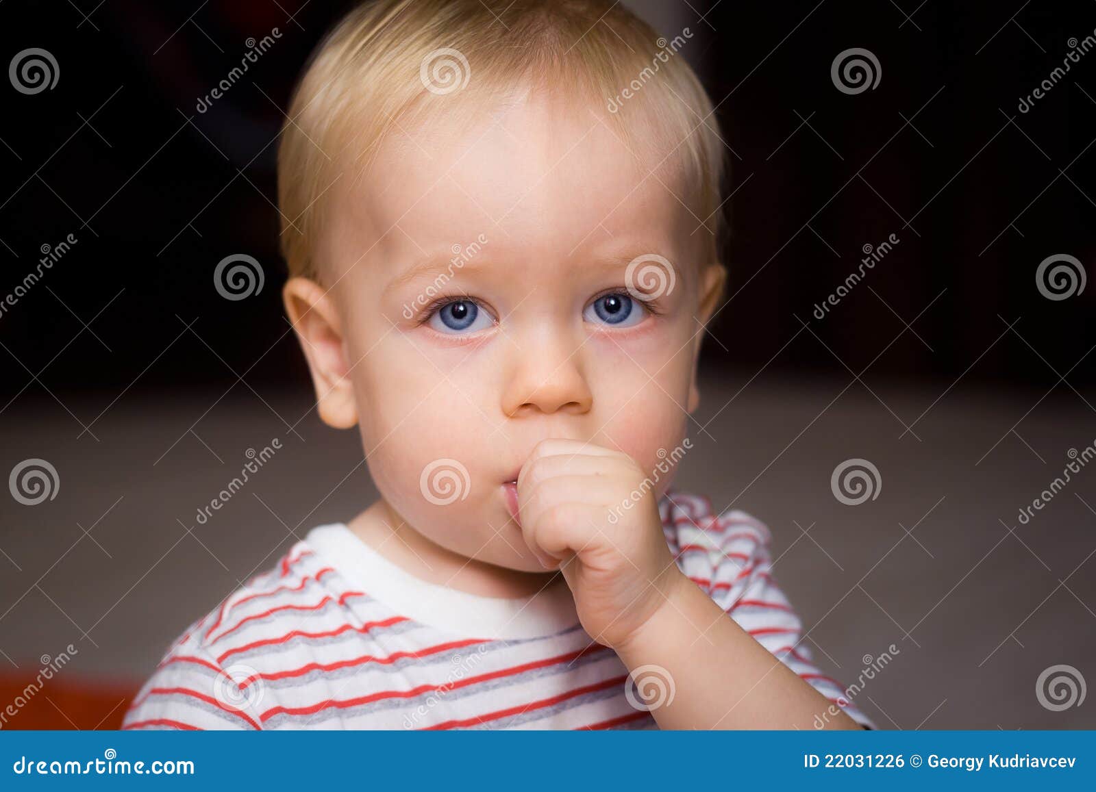 Il Bambino Succhia Il Pollice Fotografia Stock - Immagine di barretta ...