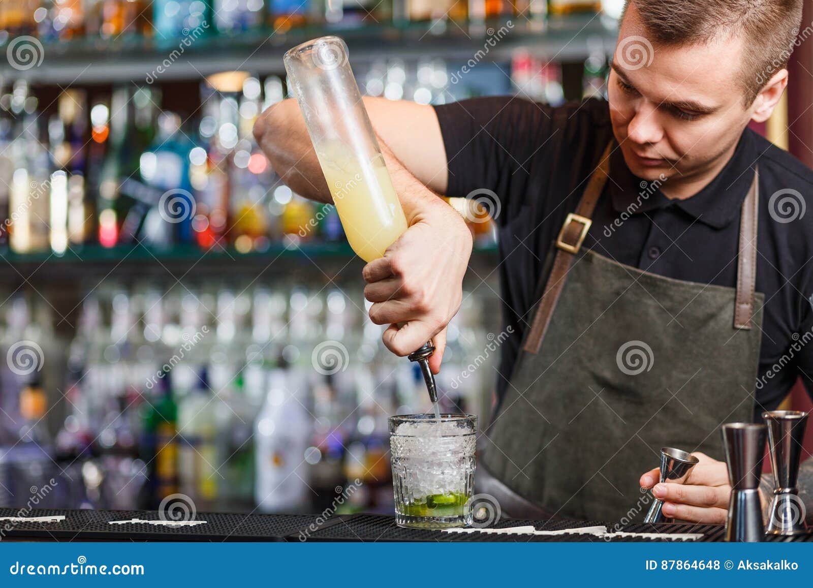 Il barista che fa cocktail fotografia stock. Immagine di bottiglia ...