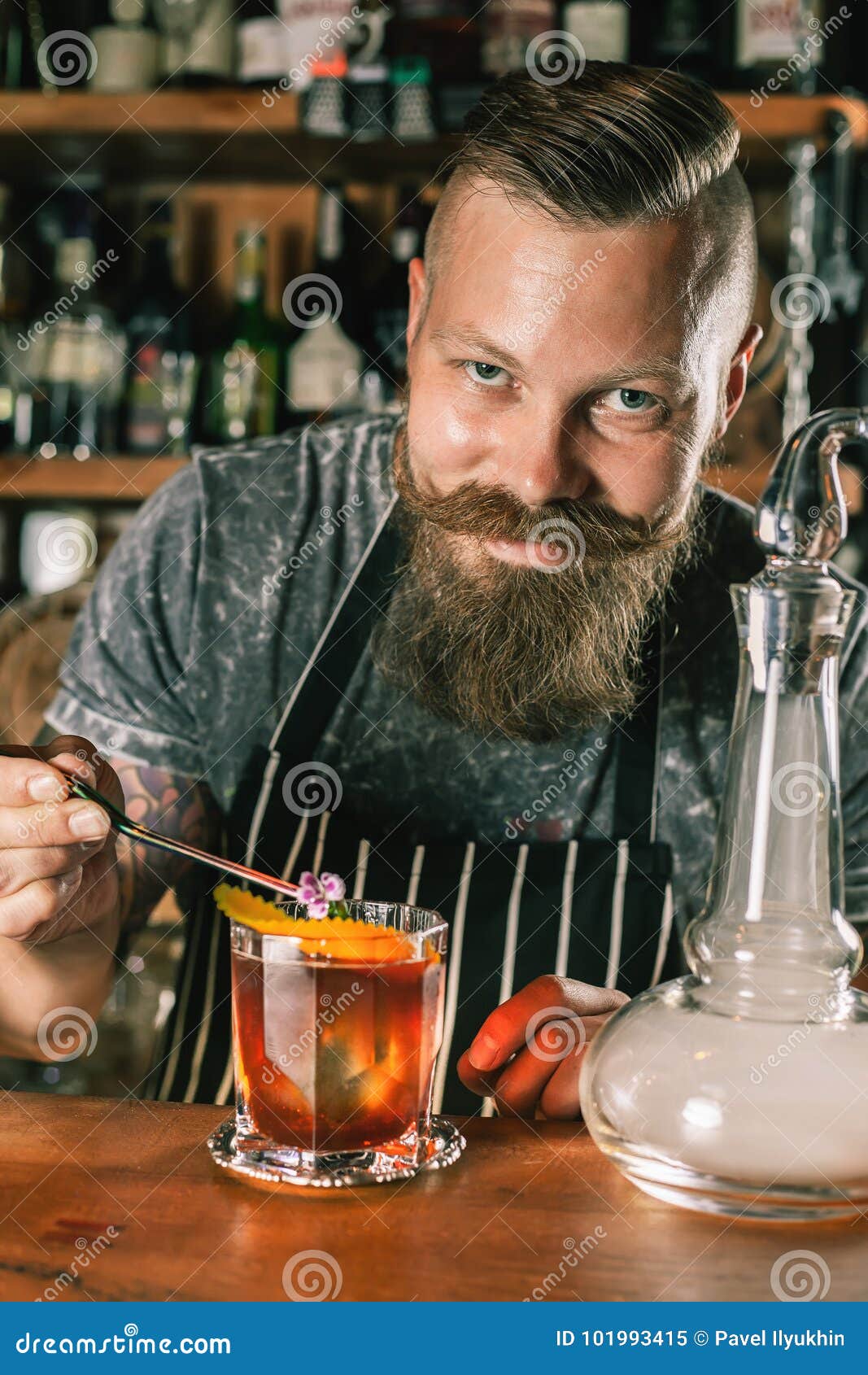 Il Barista Sta Facendo Il Cocktail Immagine Stock - Immagine di barista ...