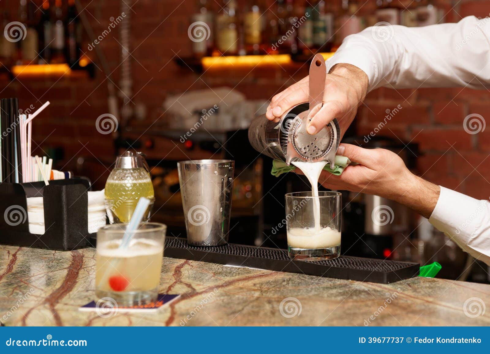 Il Barista Sta Facendo Un Cocktail Immagine Stock - Immagine di liquore ...