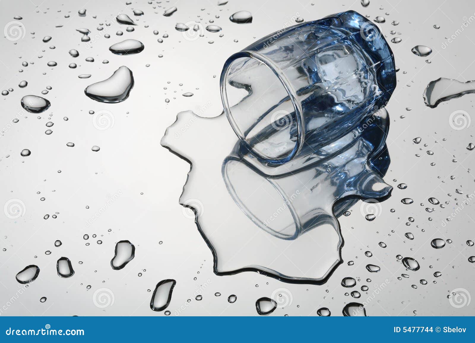 Il Bicchiere Di Vino Capovolto Fotografia Stock - Immagine di muoversi ...