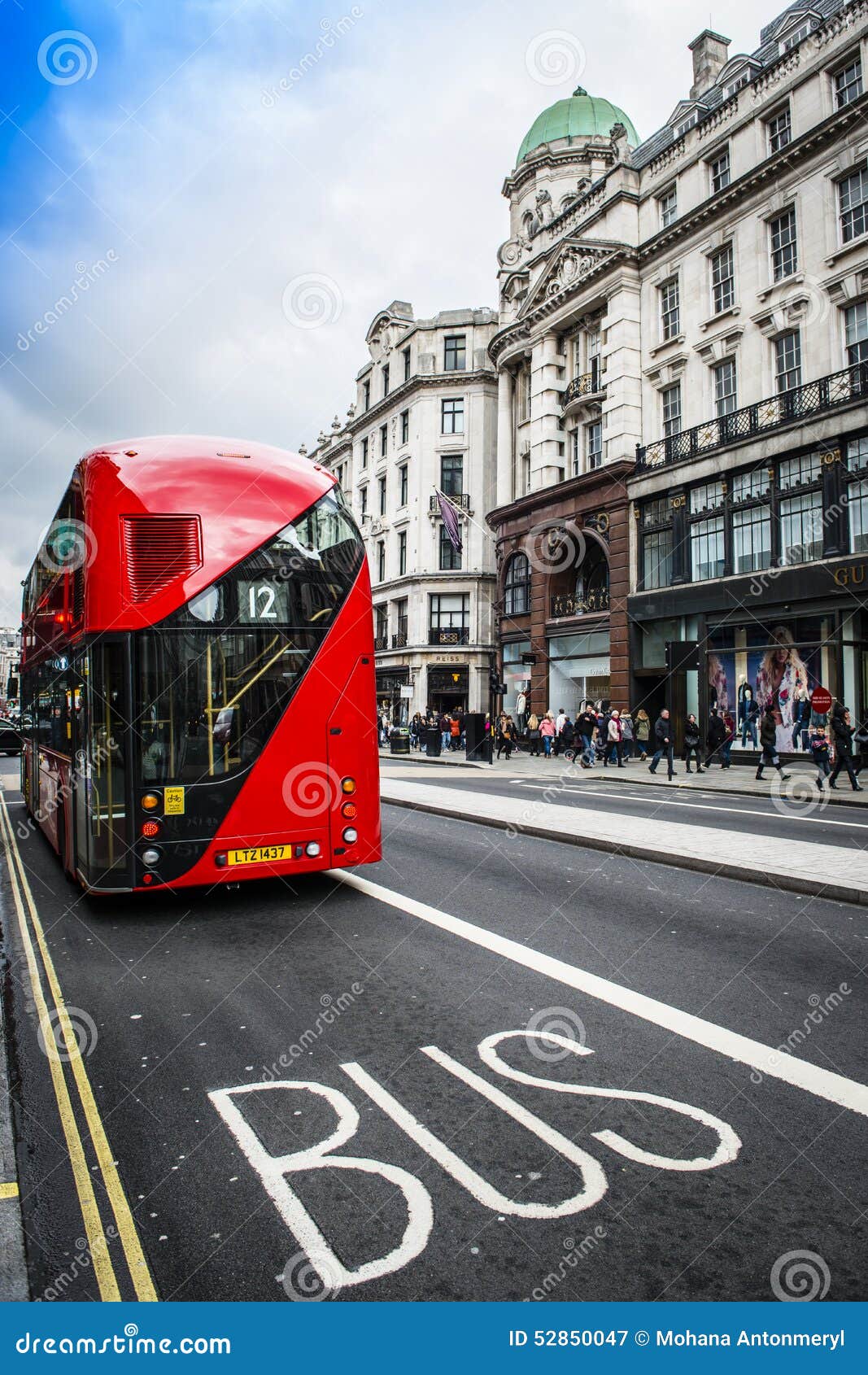Il Bus Rosso Iconico Di Routemaster a Londra Fotografia Editoriale ...