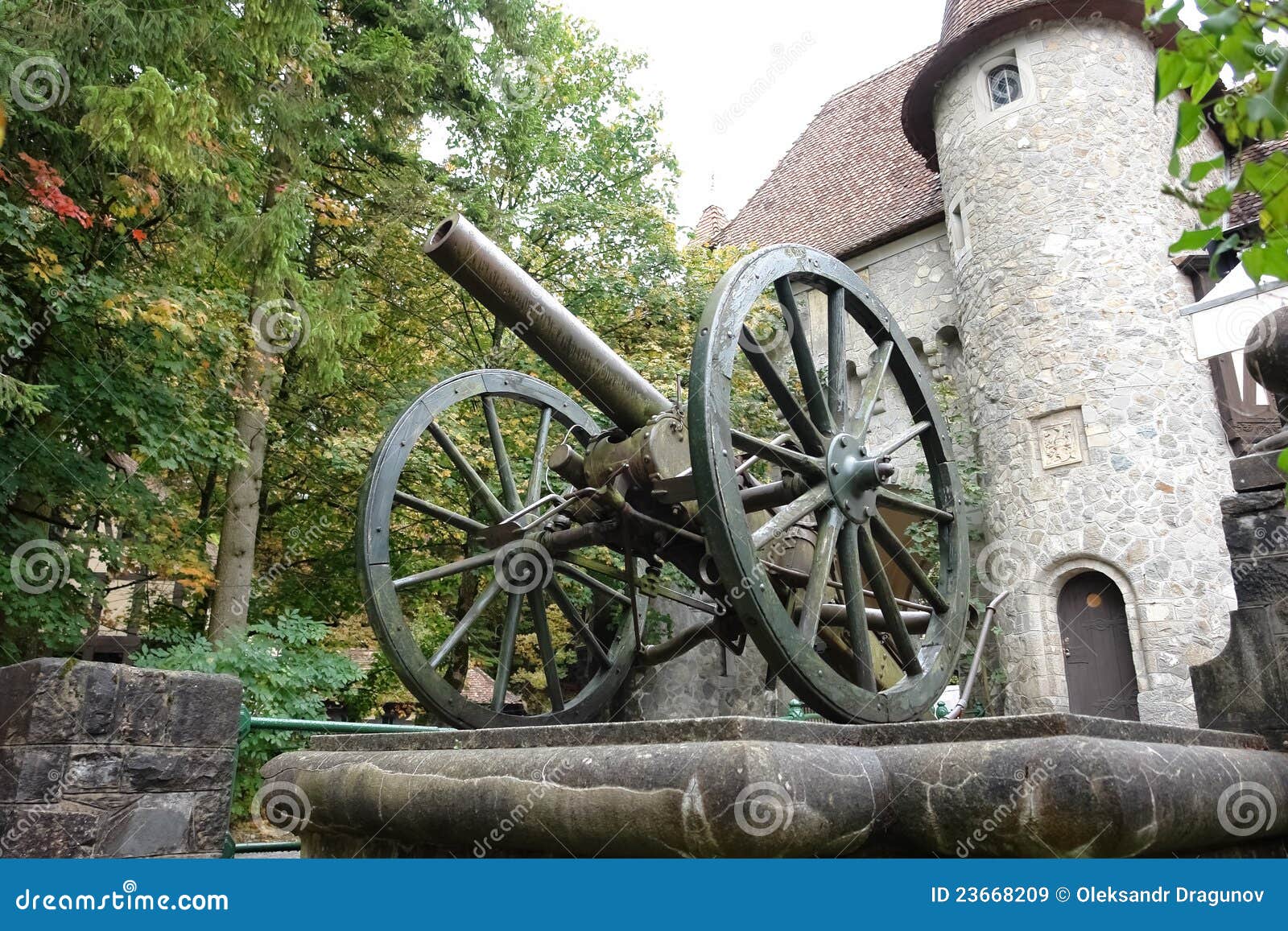 Il Canone Nel Palazzo Di Peles. Immagine Stock - Immagine di cielo ...