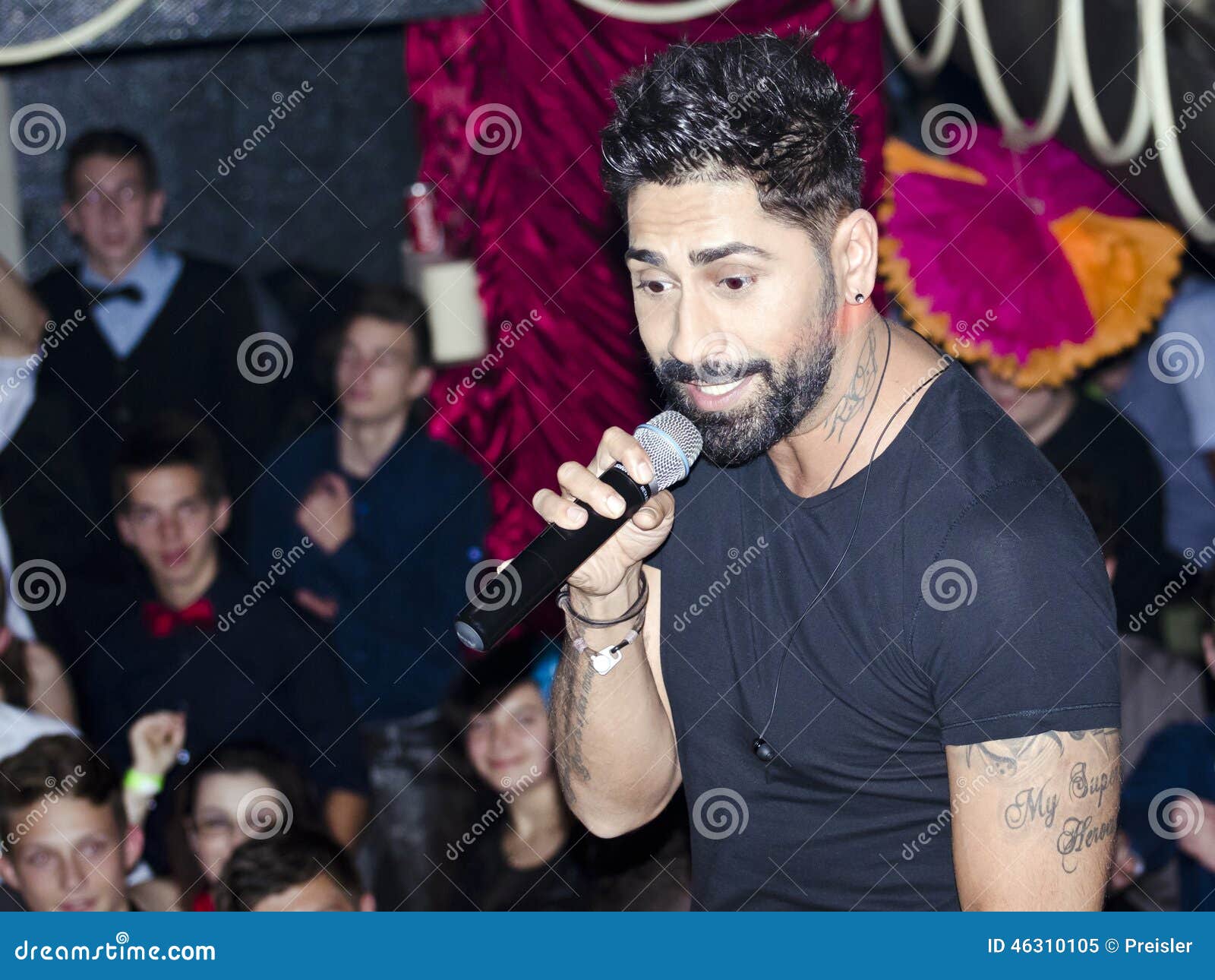 Il Cantante Rumeno Si Collega-r Immagine Editoriale - Immagine di fase ...