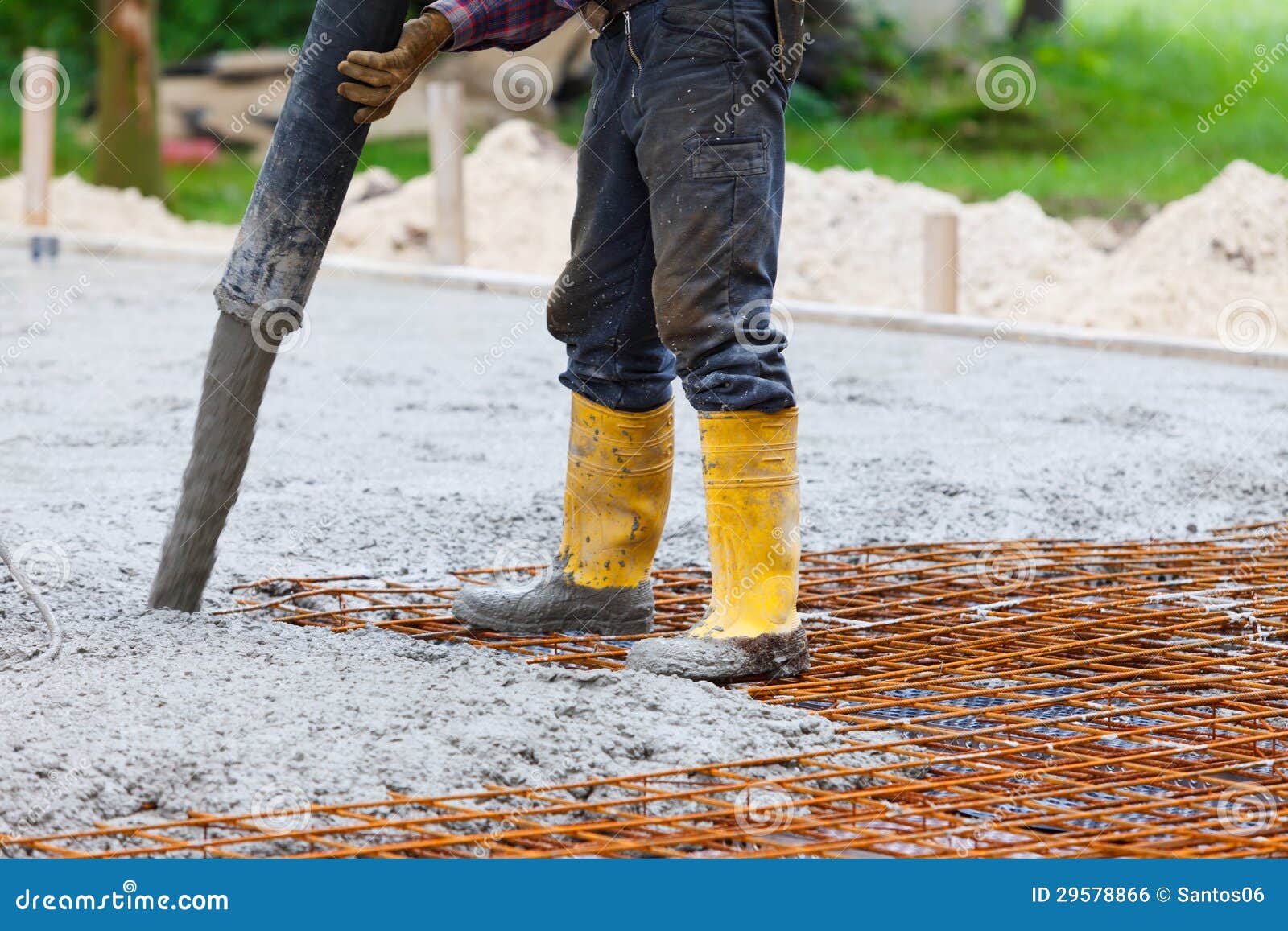Il Cantiere Versa Il Calcestruzzo Fotografia Stock - Immagine di ...