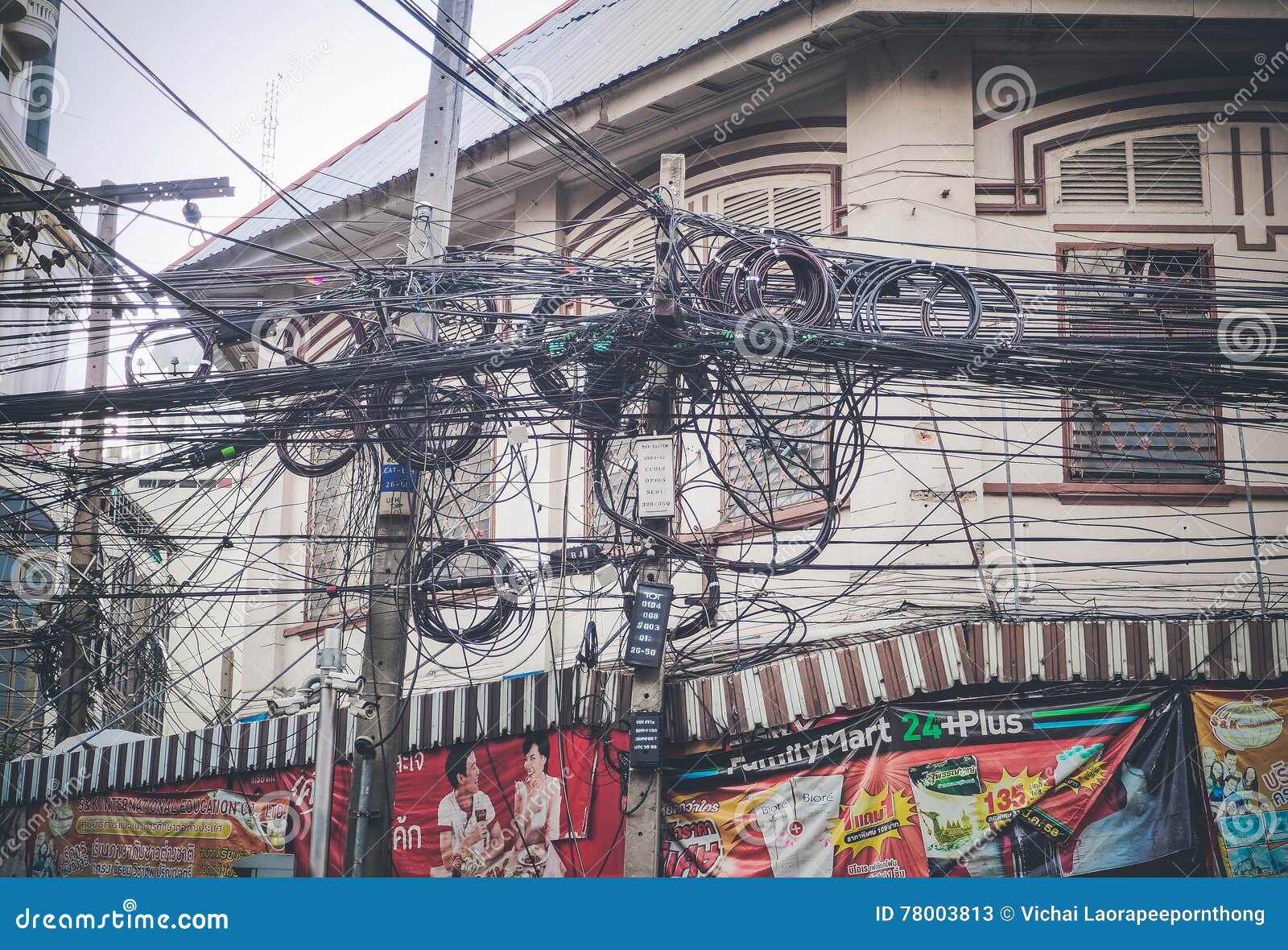 Il Caos Delle Funi E Dei Cavi Sulla Strada Fotografia Stock Editoriale ...