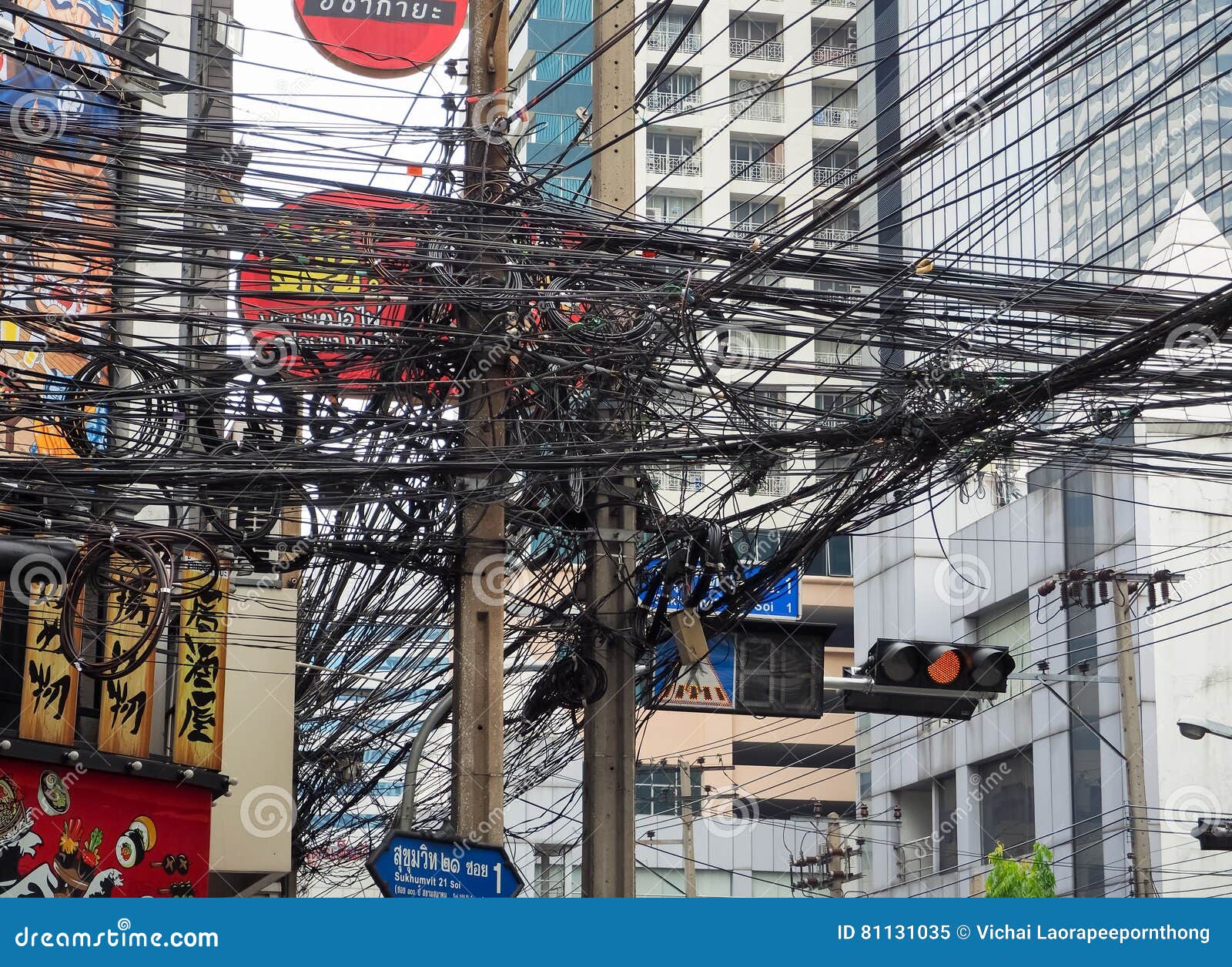 Il Caos Delle Funi E Dei Cavi Sulla Strada Del Asoke Immagine ...