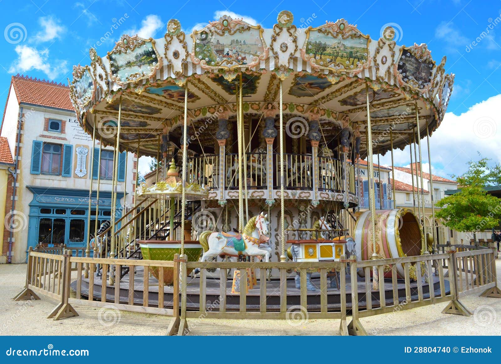 Il carosello dei bambini fotografia stock. Immagine di rotonda - 28804740