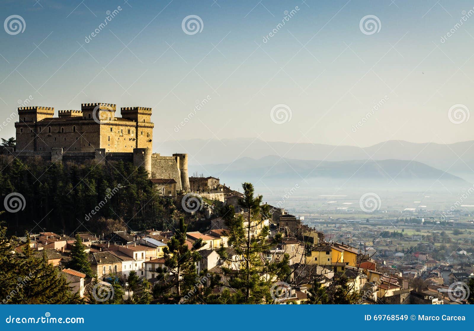Il castello di Celano immagine stock. Immagine di città - 69768549