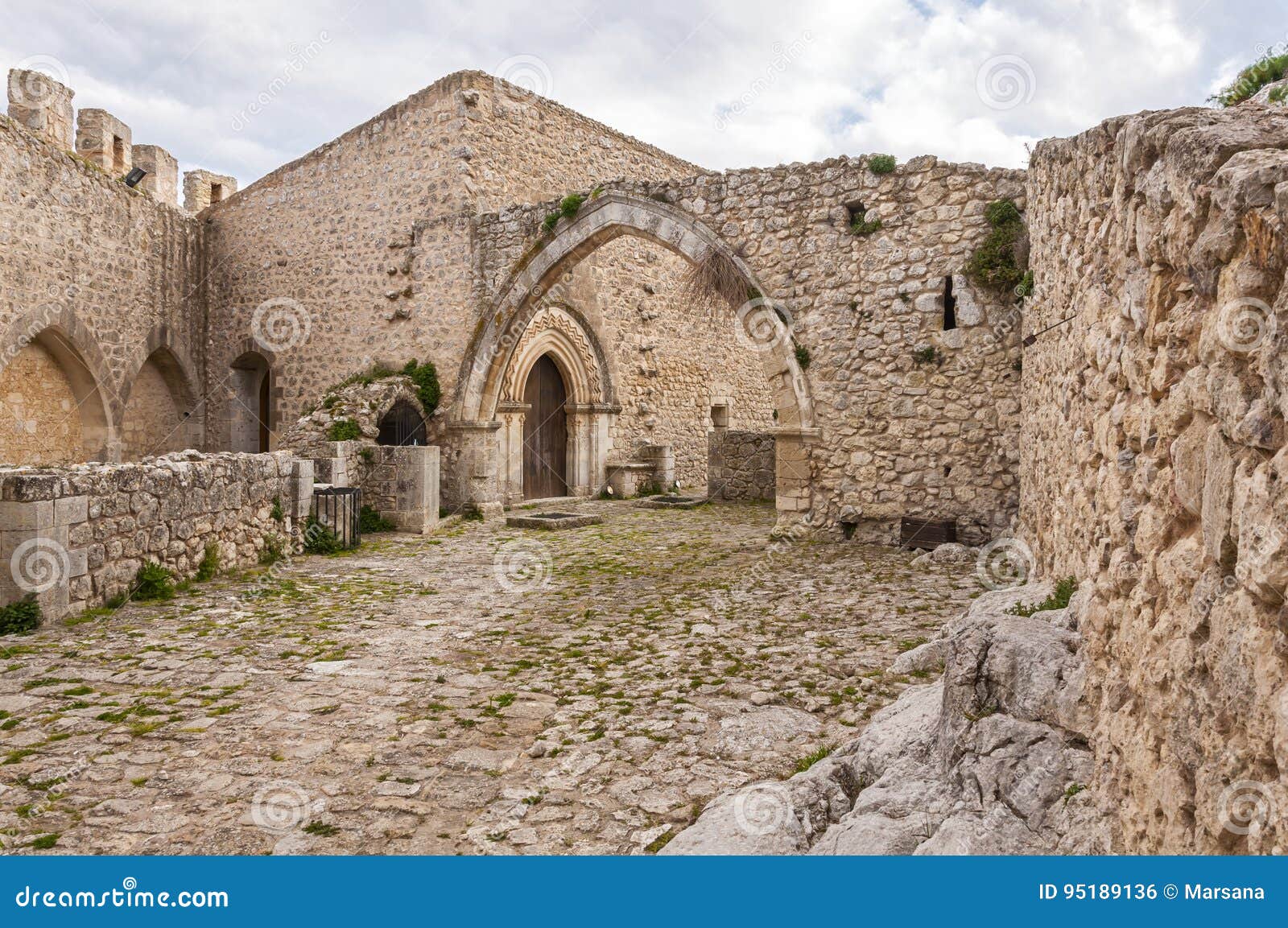 Il castello di Mussomeli fotografia stock. Immagine di parete - 95189136