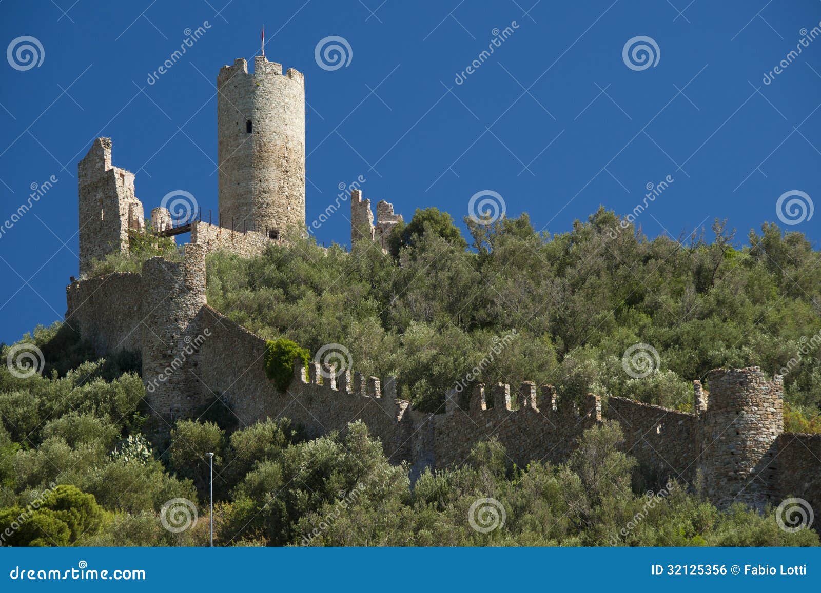 Il castello di Noli fotografia stock. Immagine di collina - 32125356