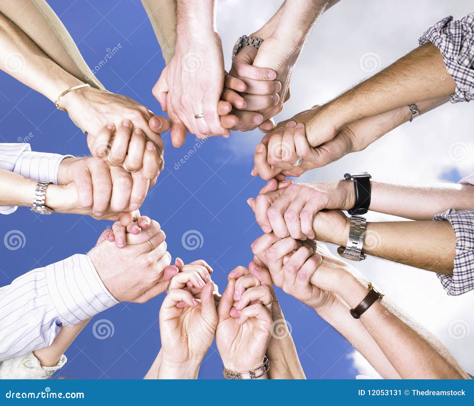 Il cerchio clasped le mani immagine stock. Immagine di potato - 12053131