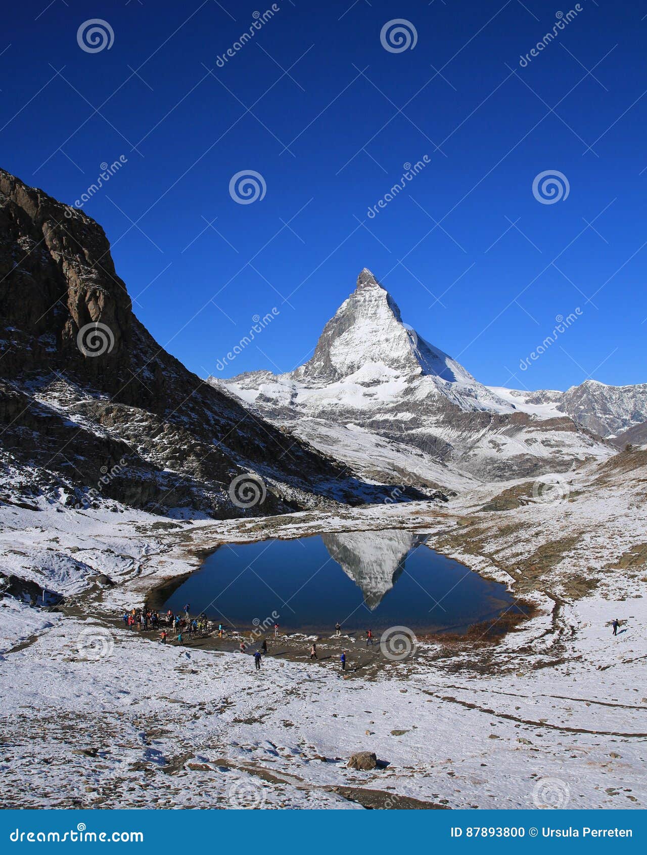 Il Cervino Che Si Rispecchia Nel Lago Riffelsee Fotografia Stock ...