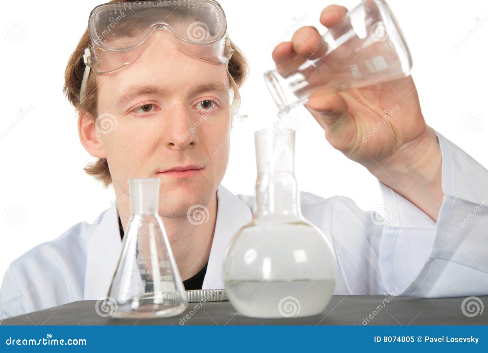 Il Chimico Versa Il Liquido in Boccetta Immagine Stock - Immagine di ...