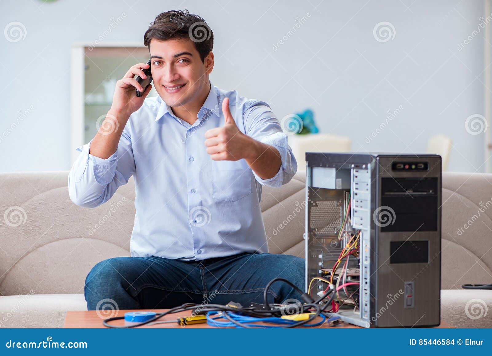 Il Cliente Felice Che Risolve Il Suo Problema Del Computer Fotografia ...