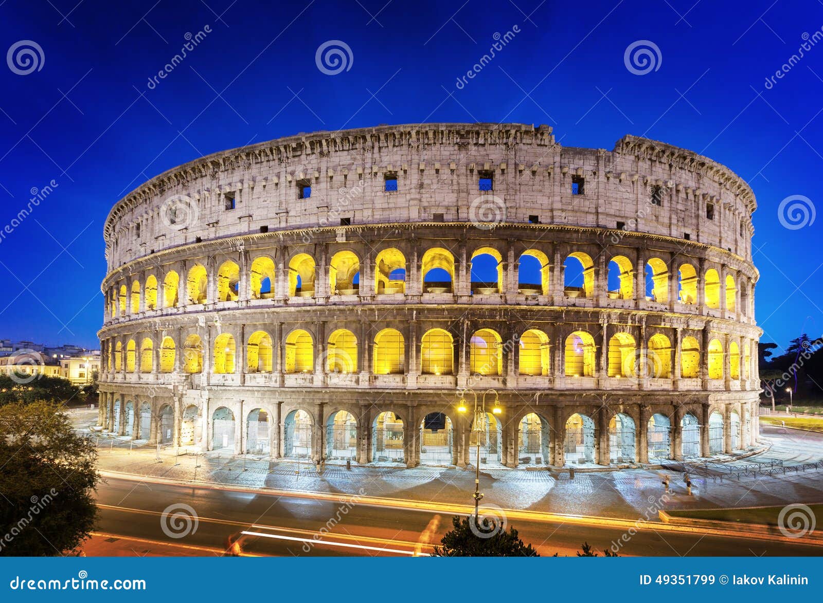 Il Colosseum Alla Notte, Roma Immagine Stock - Immagine di famoso ...