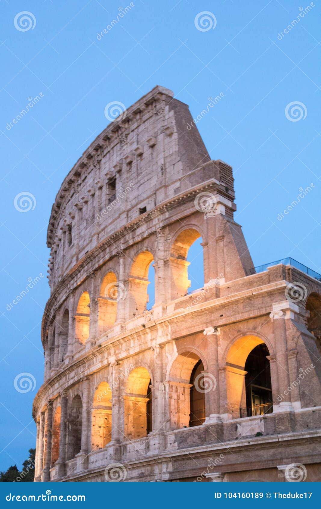 Il Colosseum a Roma Di Notte Immagine Stock - Immagine di nube, famoso ...