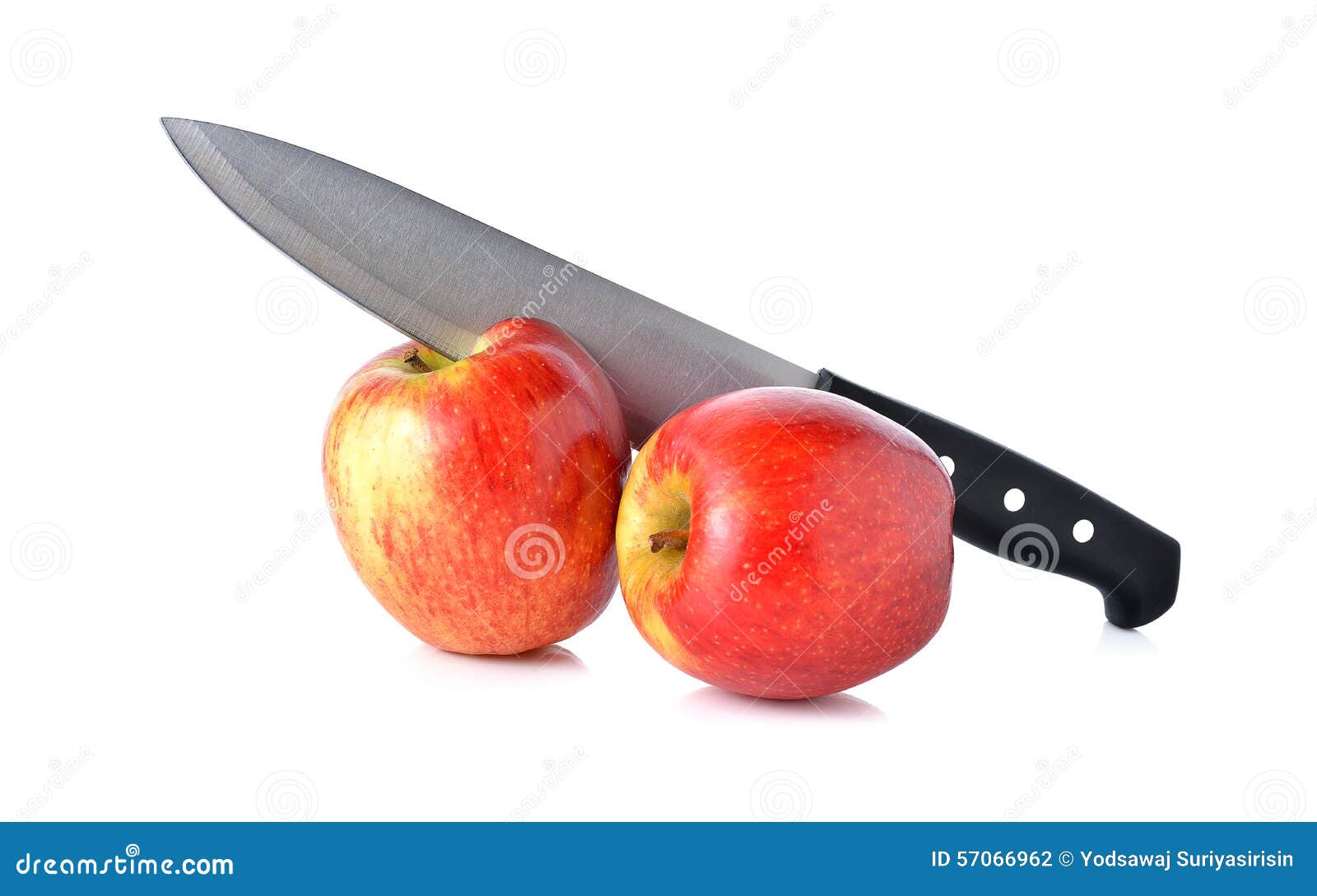 Il Coltello Taglia Sulla Mela a Pezzi Su Bianco Fotografia Stock ...