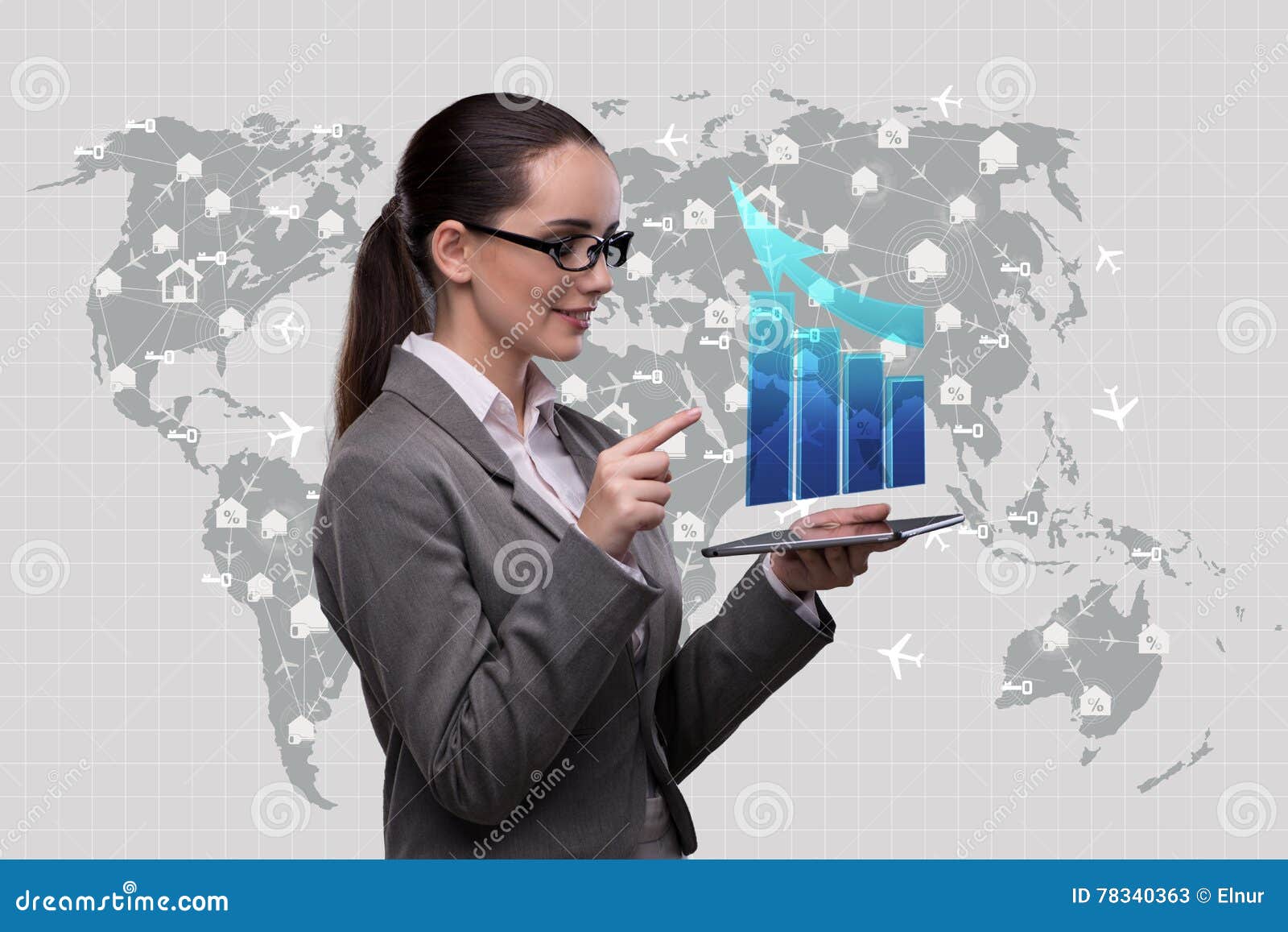 Il Commerciante Della Donna Con La Compressa Ed Il Grafico ...