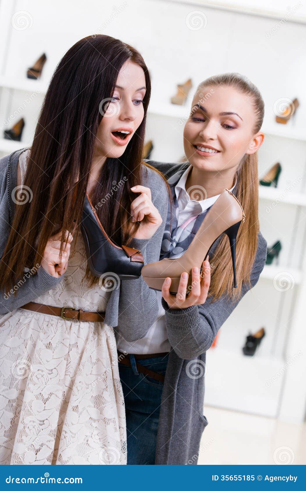 Il Commesso Offre Le Pompe Per Il Cliente Immagine Stock - Immagine di ...