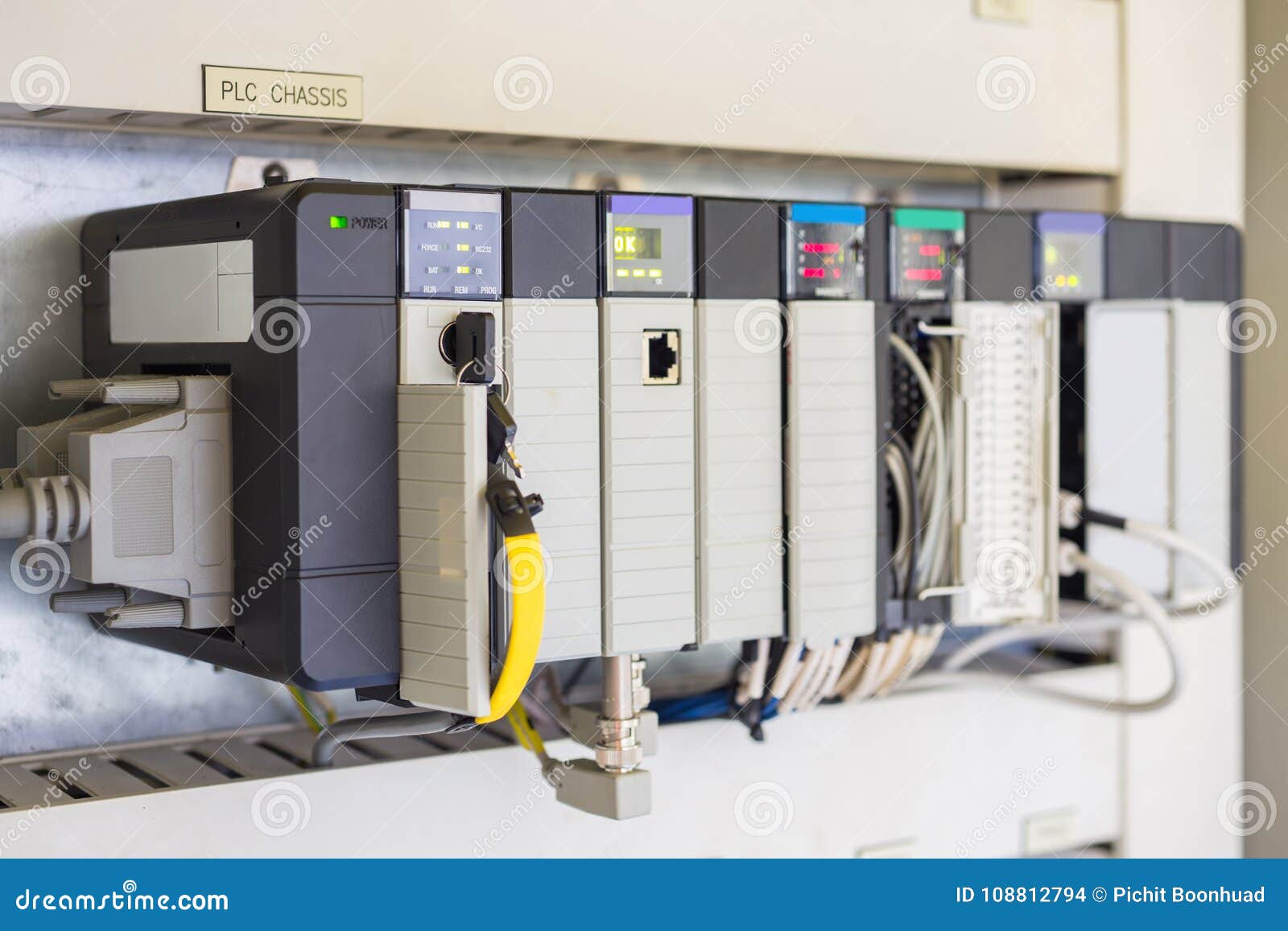 Il Controllore Logico Programmabile O Lo SpA Installa Per Il Processo ...