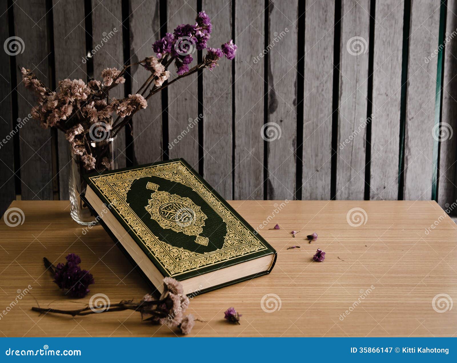 Il Corano santo immagine stock. Immagine di islamico - 35866147