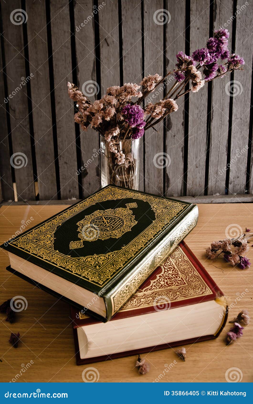 Il Corano santo immagine stock. Immagine di sciita, colto - 35866405