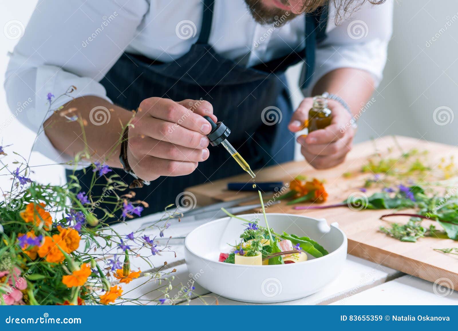 Il Cuoco Unico Cucina Il Pasto Immagine Stock - Immagine di cottura ...