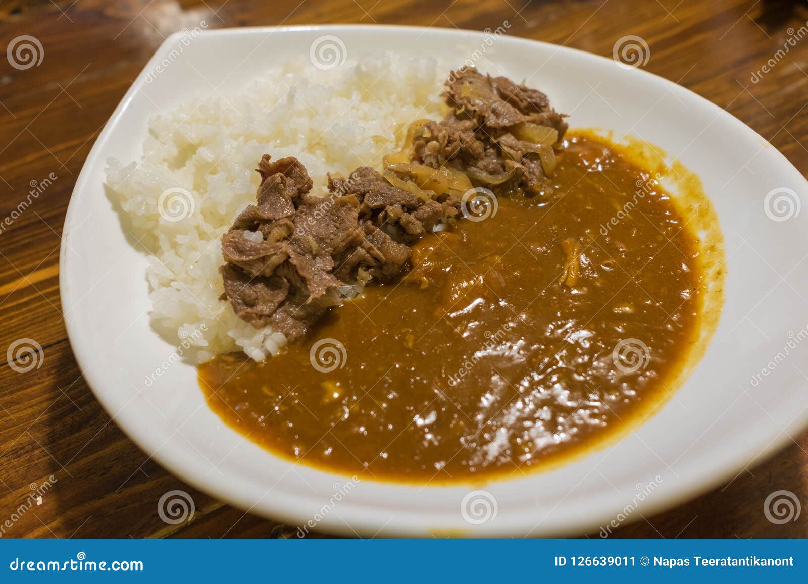 Il Curry Giapponese Con Riso Completato Con Il Manzo E La Cipolla Ha ... Il Curry Giapponese Con Riso Completato Con Il Manzo E La Cipolla Ha ...