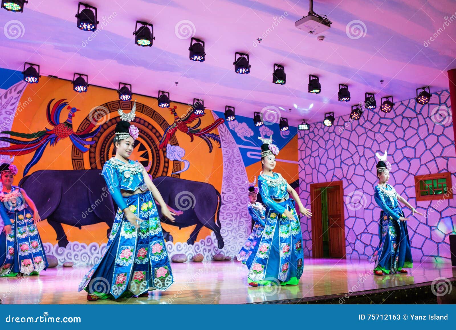 Il dancing cinese di miao fotografia stock editoriale. Immagine di cina ...