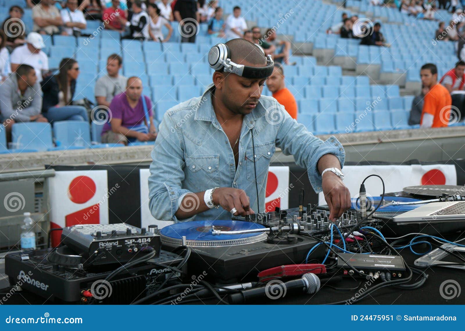 Il DJ francese Assad fotografia editoriale. Immagine di cantante - 24475951