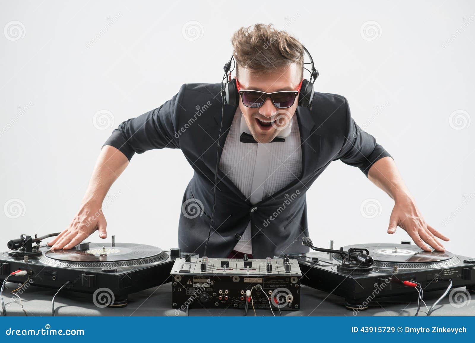 Il DJ in Miscelazione Dello Smoking Dalla Piattaforma Girevole Immagine ...