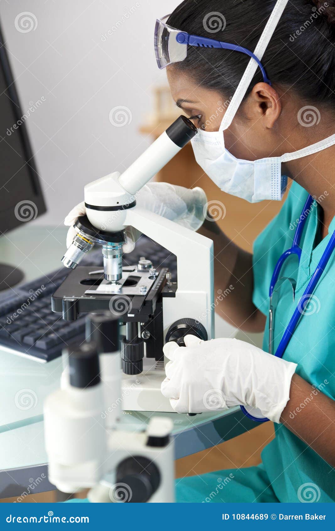 Il Dottore Asiatico with Microscope in Laboratory Della Donna Immagine ...