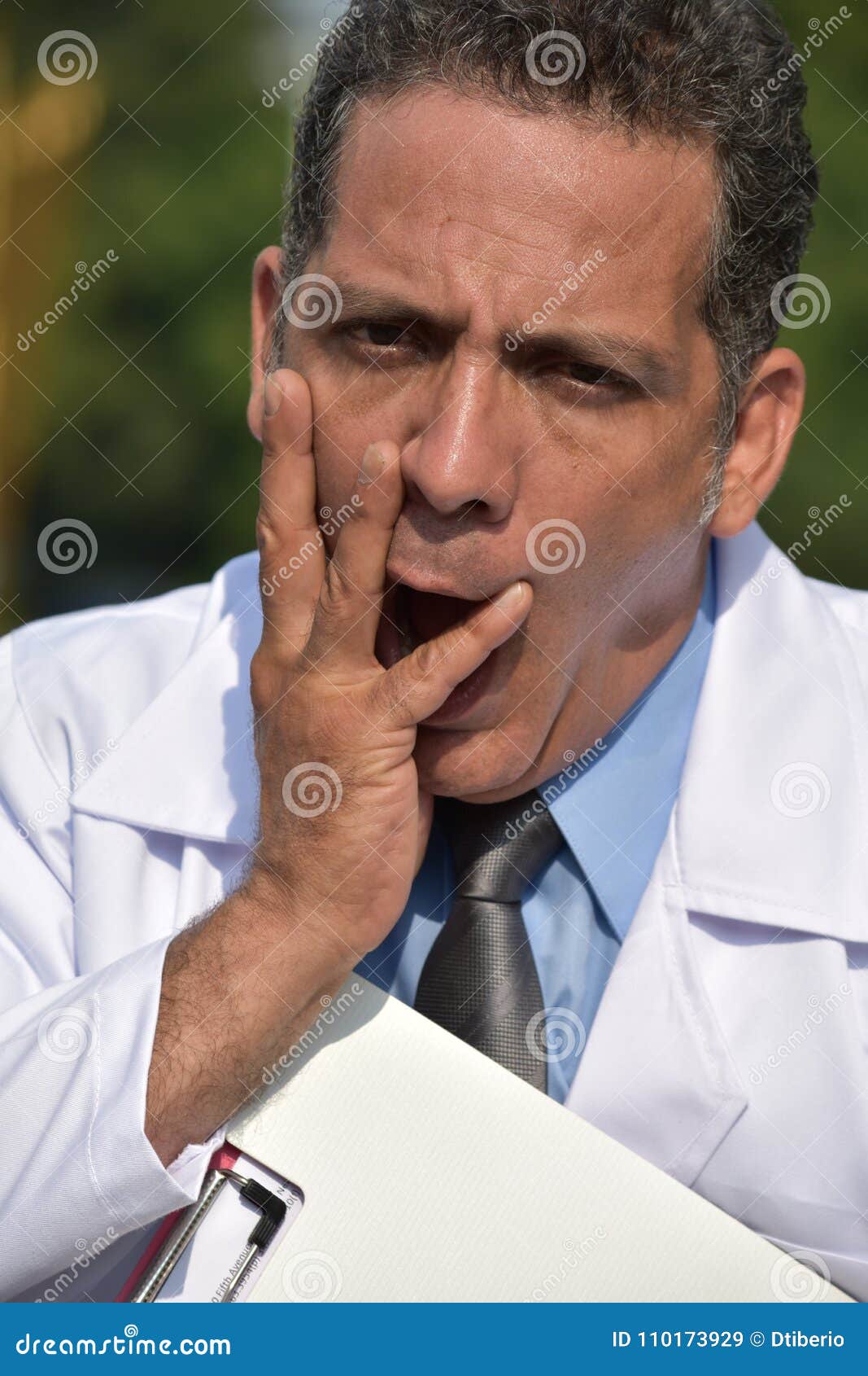 Il Dottore Maschio Sollecitato Wearing Lab Coat Immagine Stock ...