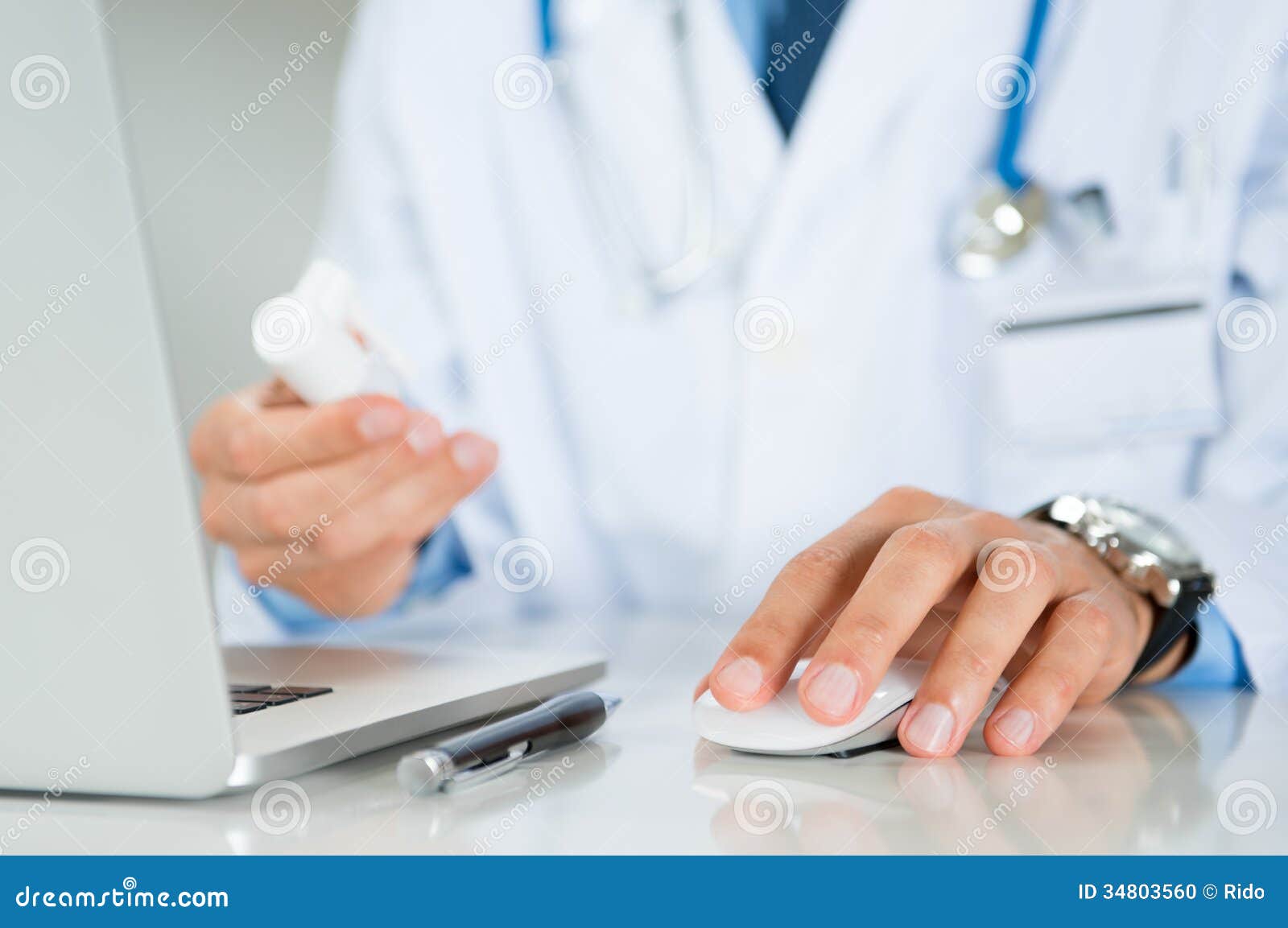 Il Dottore Prescribes a Medicine Fotografia Stock - Immagine di penna ...