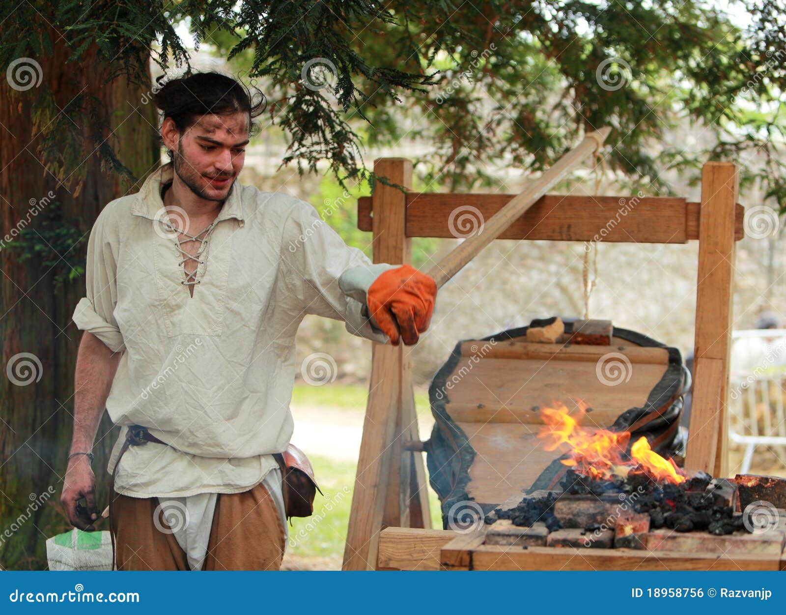 Il fabbro fotografia editoriale. Immagine di cooperativa - 18958756