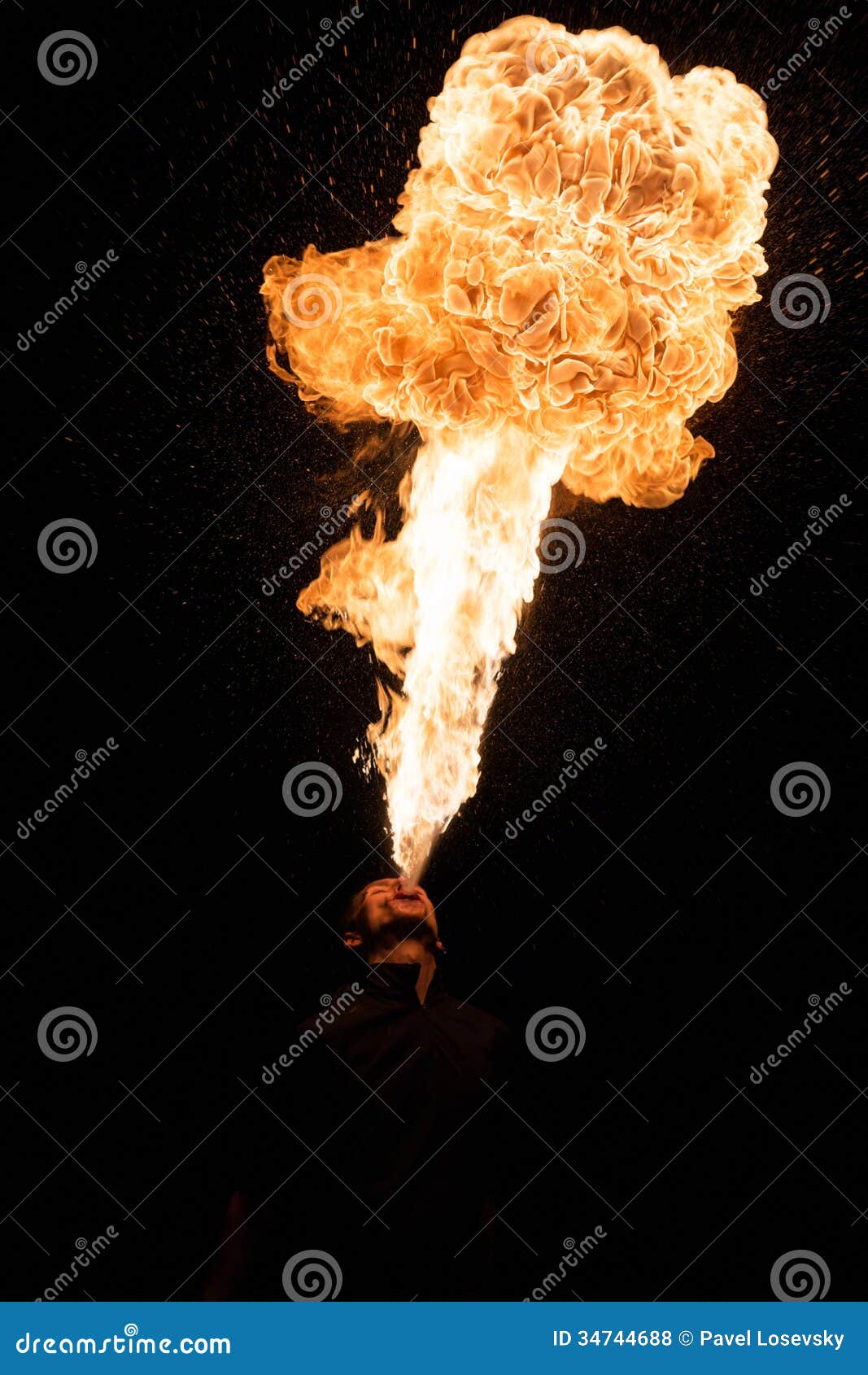 Il Fachiro Respira I Getti Di Fuoco Fotografia Stock - Immagine di ...