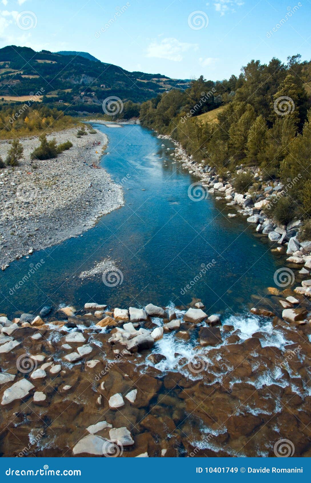 Il fiume immagine stock. Immagine di colline, passaggio - 10401749