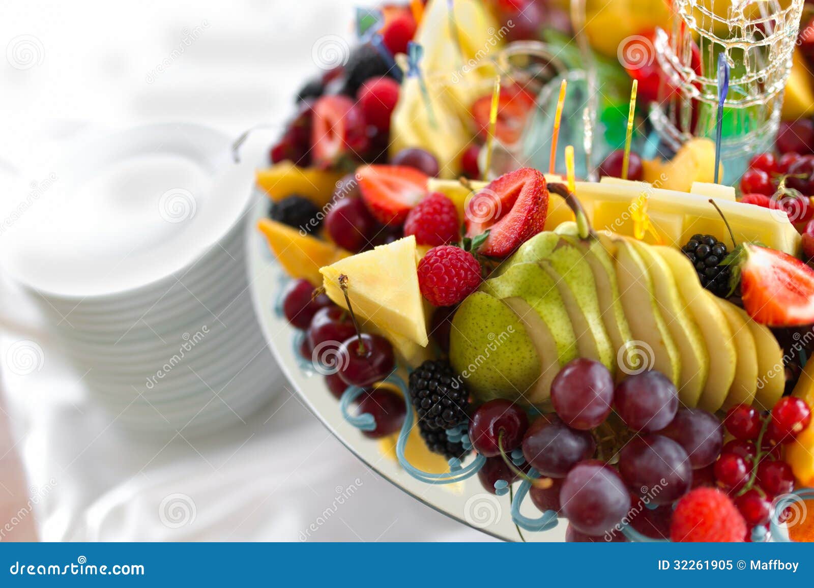 Il Formaggio Fa Un Spuntino E La Frutta Fa Un Spuntino Immagine Stock ...