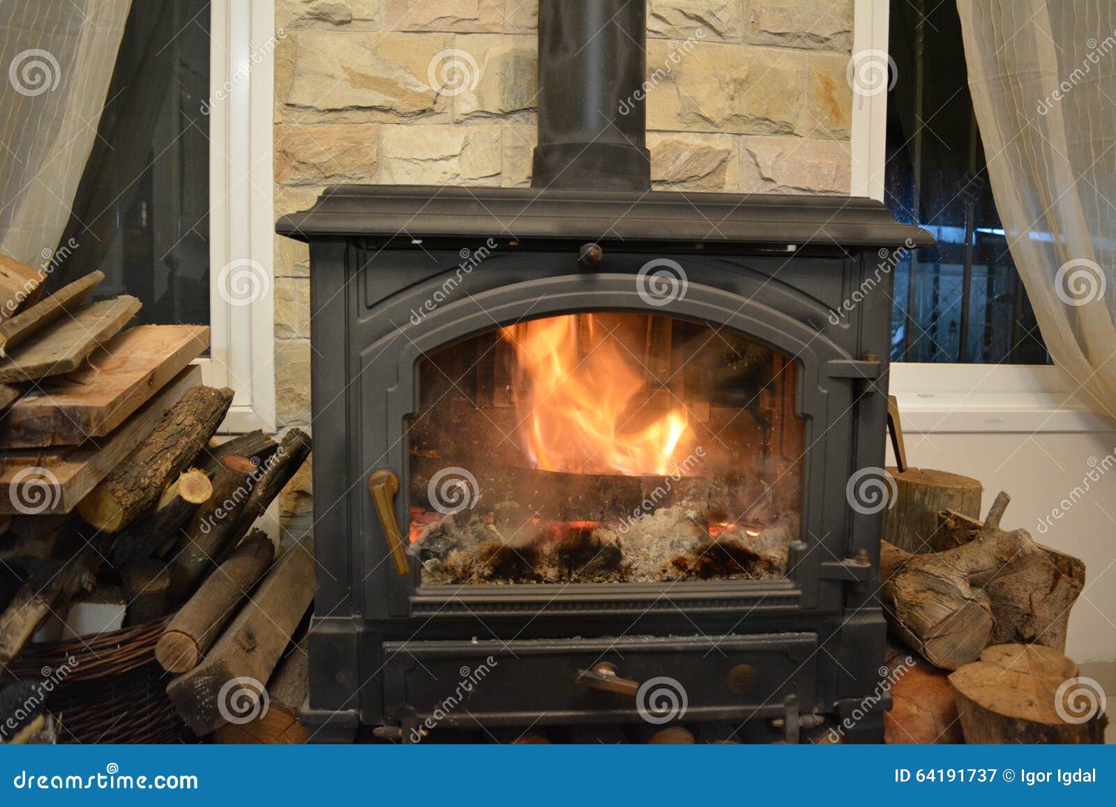 Il fuoco brucia nel camino immagine stock. Immagine di fiamma - 64191737