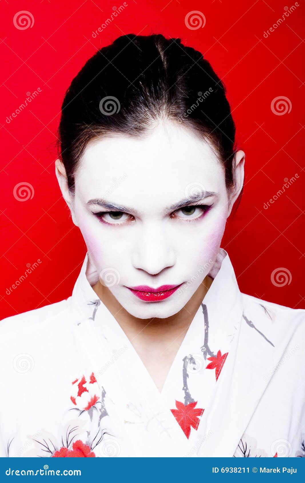 Il Geisha Compone Sulla Donna Immagine Stock - Immagine di osservare ...